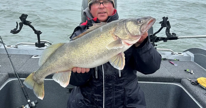 Bismarck man snags huge South Dakota walleye, breaks record