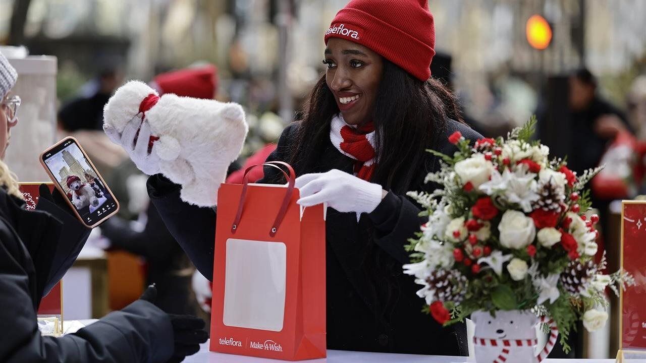 How to spread holiday joy with flowers — and help make wishes come true ...