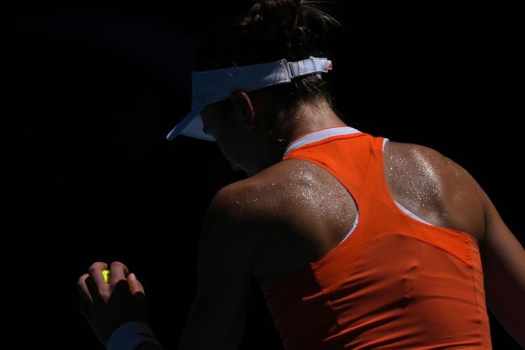 Spectators and players try to cool down during Australian Open heatwave ...