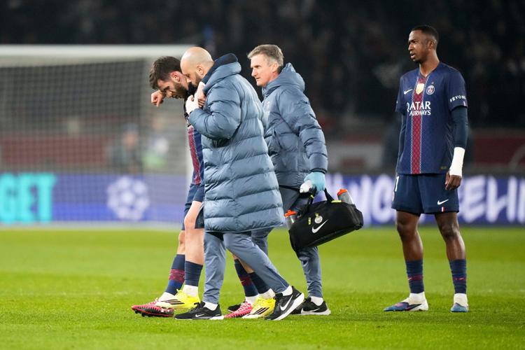 PSG's injury woes continue as winger Kvaratskhelia limps off against ...