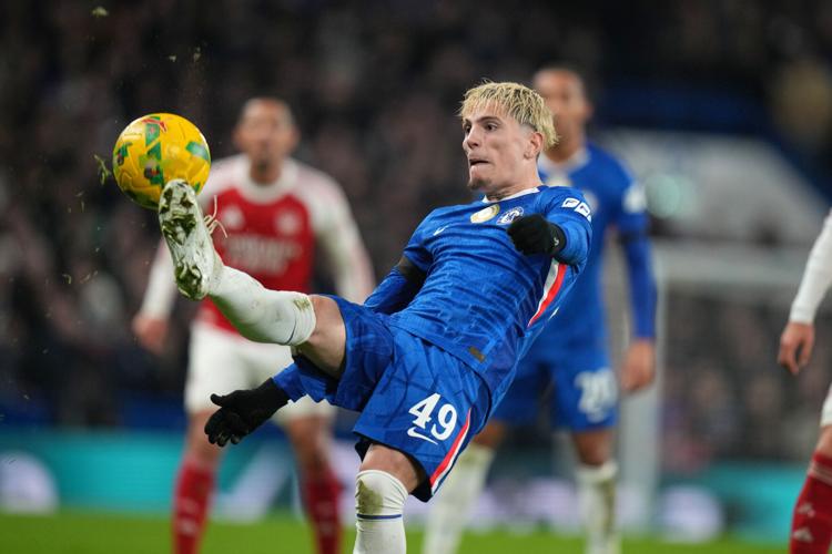 Arsenal feasts on Sanchez mistakes to set up 3-2 win over Chelsea in ...