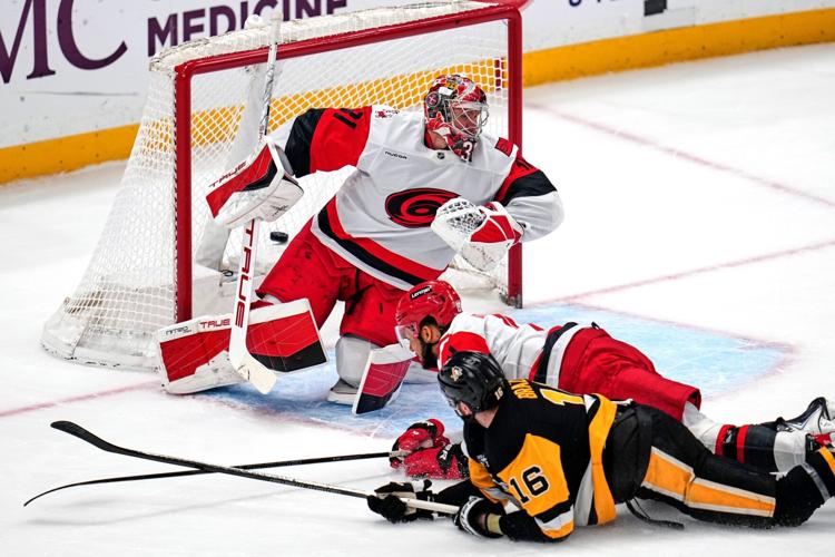 Mantha scores 2 goals to help the Penguins beat the Hurricanes 5-1 ...