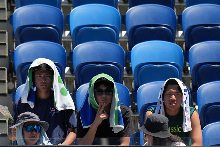 Spectators and players try to cool down during Australian Open heatwave ...