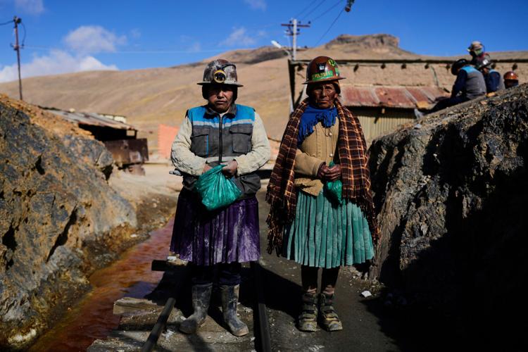 Photos of Bolivian cholitas embracing the bell skirt as a symbol of ...
