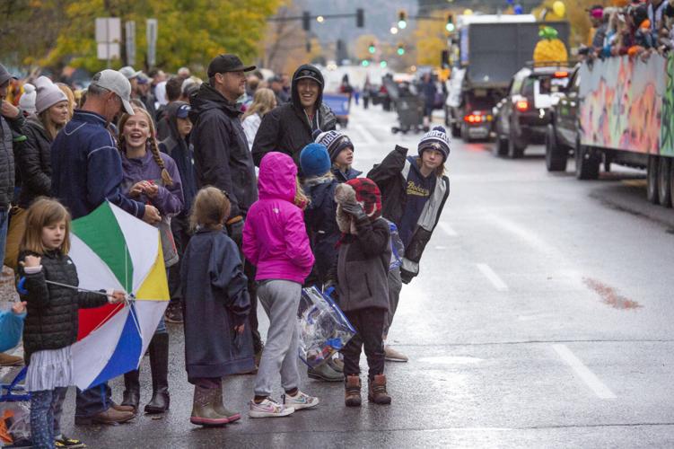 Students, alumni share Montana State Bobcat cheer at annual homecoming ...