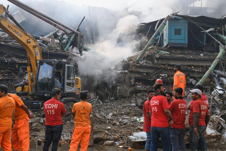 Rescuers race to recover bodies after massive Karachi shopping plaza ...