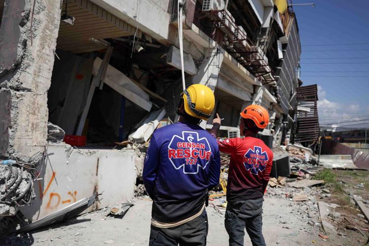 Photos show the aftermath of an earthquake in the southern Philippines ...