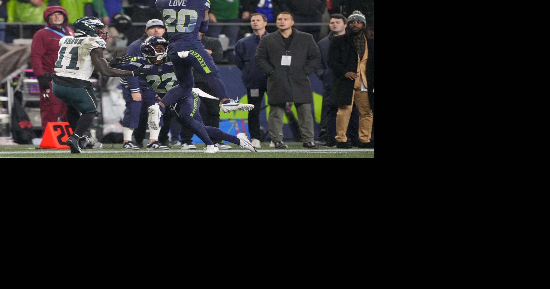 Another Monday night win puts Seahawks QBs in the spotlight. This time ...