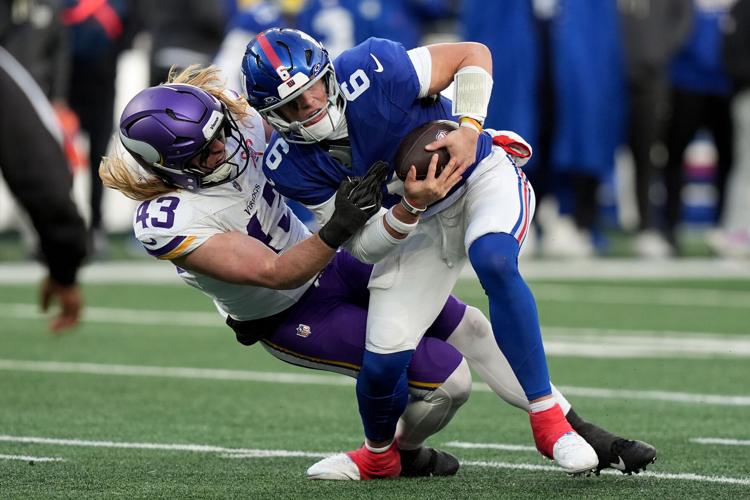 Jaxson Dart has his least productive NFL start in the Giants' ninth ...