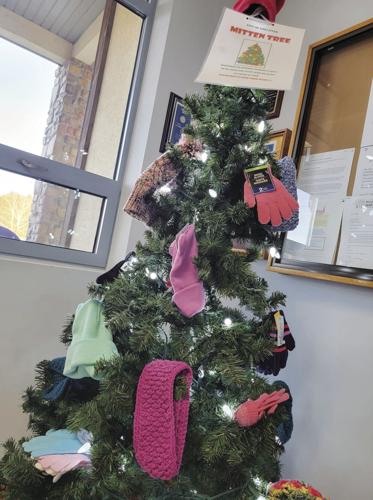 Mitten Tree returns to Hollister City Hall | News | bransontrilakesnews.com