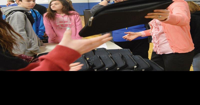 Middle school rolls out eMINTS laptop program | News Story | bransontrilakesnews.com