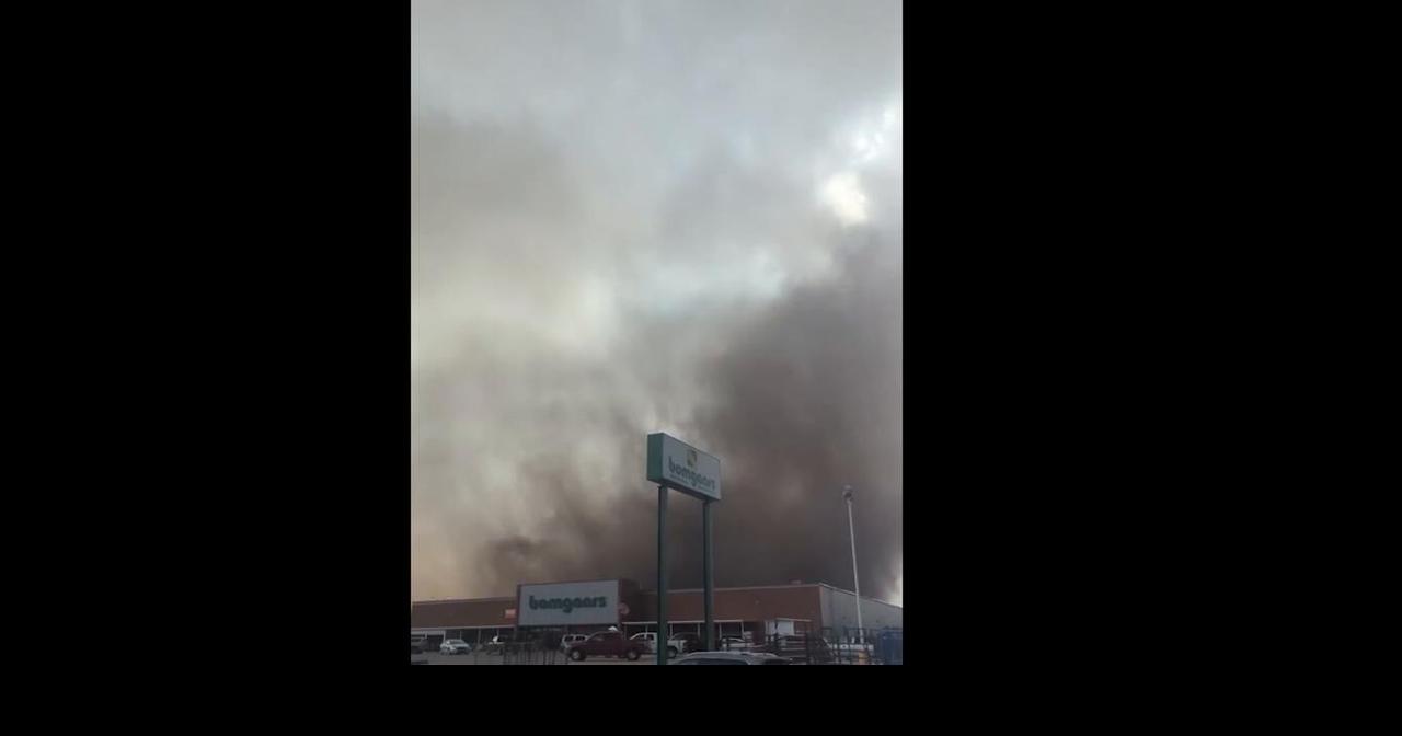 US: Huge Dust Cloud Kicked up by Winds Amid Tornado-Warned Storm in ...