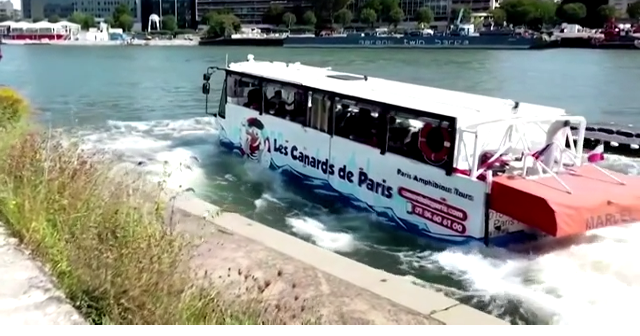 Amphibious tour bus splashes onto the scene in Paris
