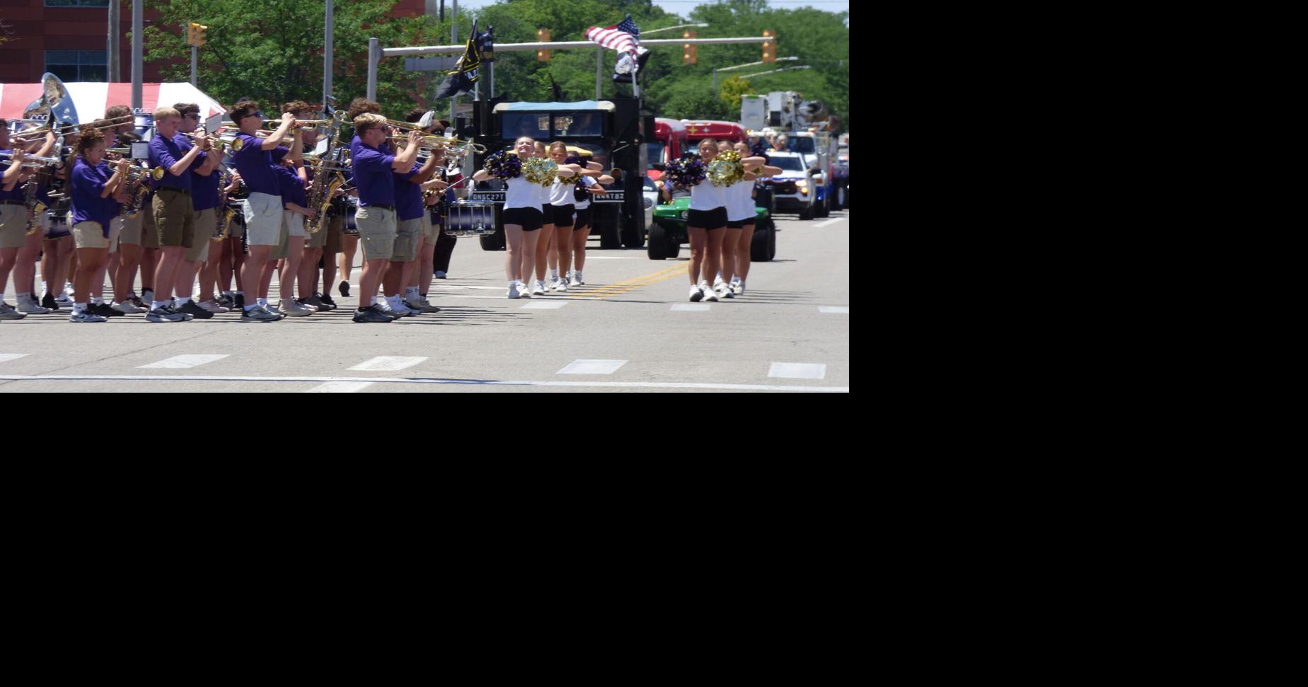 Band, cheerleaders perform in parade | Local News | bryantimes.com