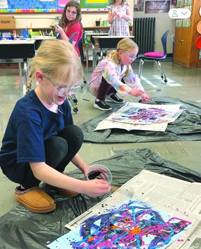 Students study abstract art | Education | bryantimes.com