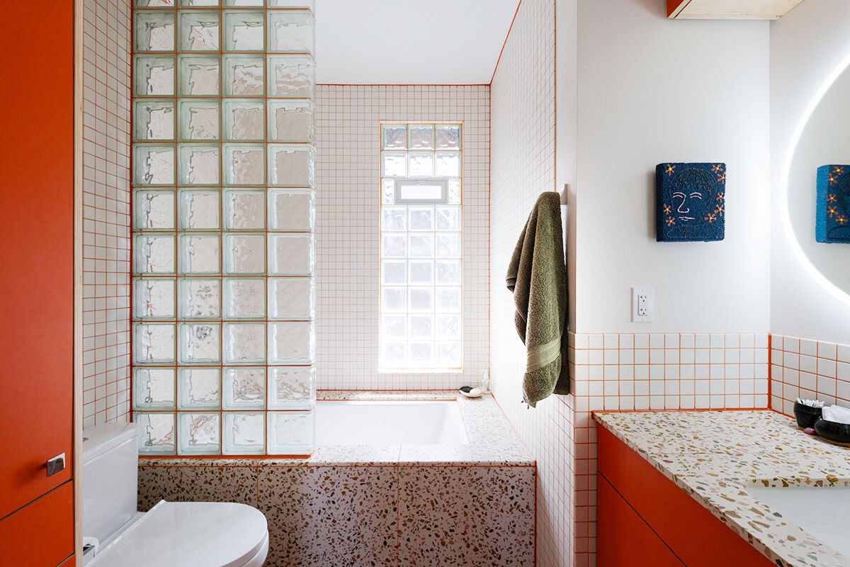 This ’70s-inspired bathroom is having a cosmic moment