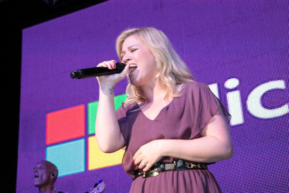 Kelly Clarkson to open Microsoft Store at Walden Galleria