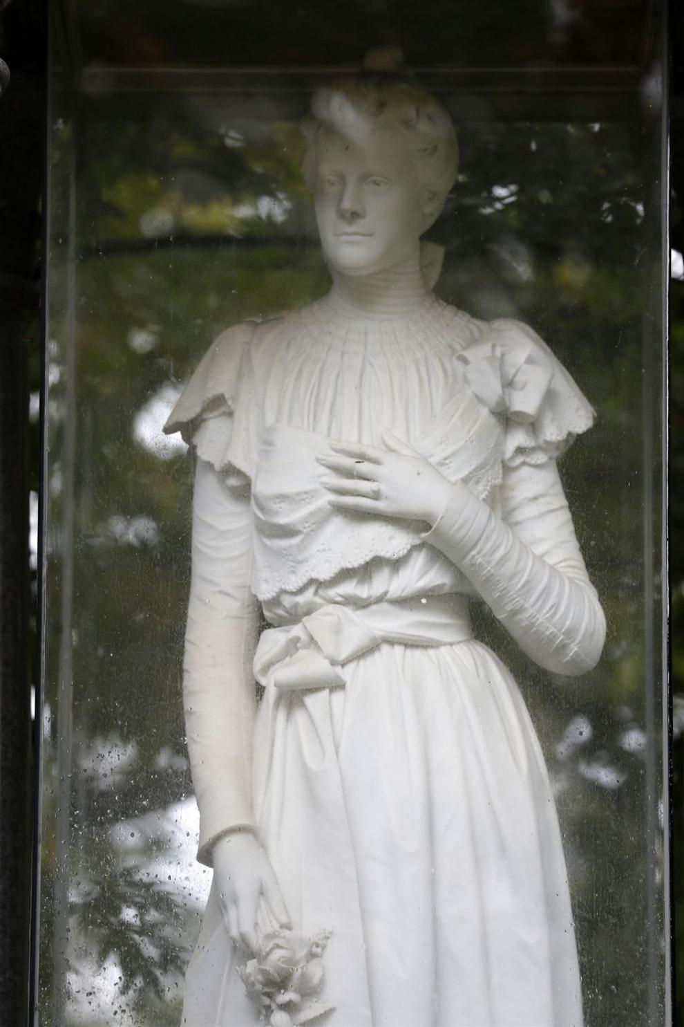 The True Story Behind Jamestowns Haunting Lady In Glass