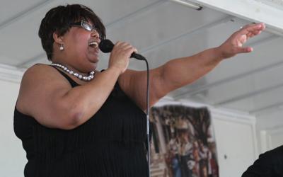 Stirring soul singer Nikki Hicks cherishes Aretha Franklin in Tralf show