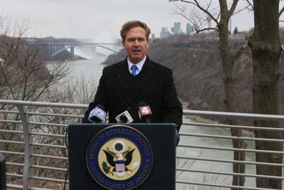 Higgins pushes for experimental program to fight algae in Great Lakes