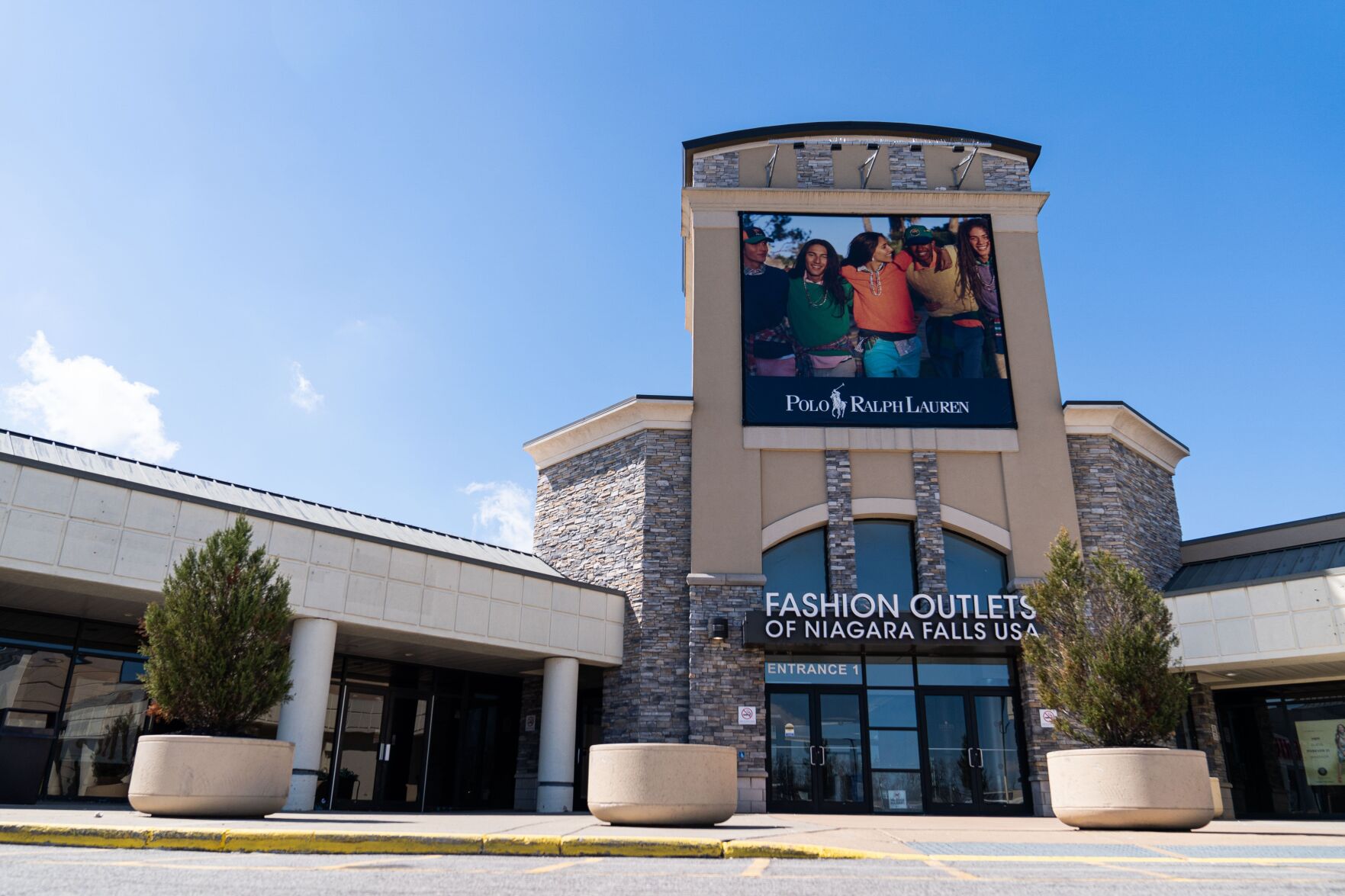 Saks Off 5th will close at Fashion Outlets of Niagara Falls