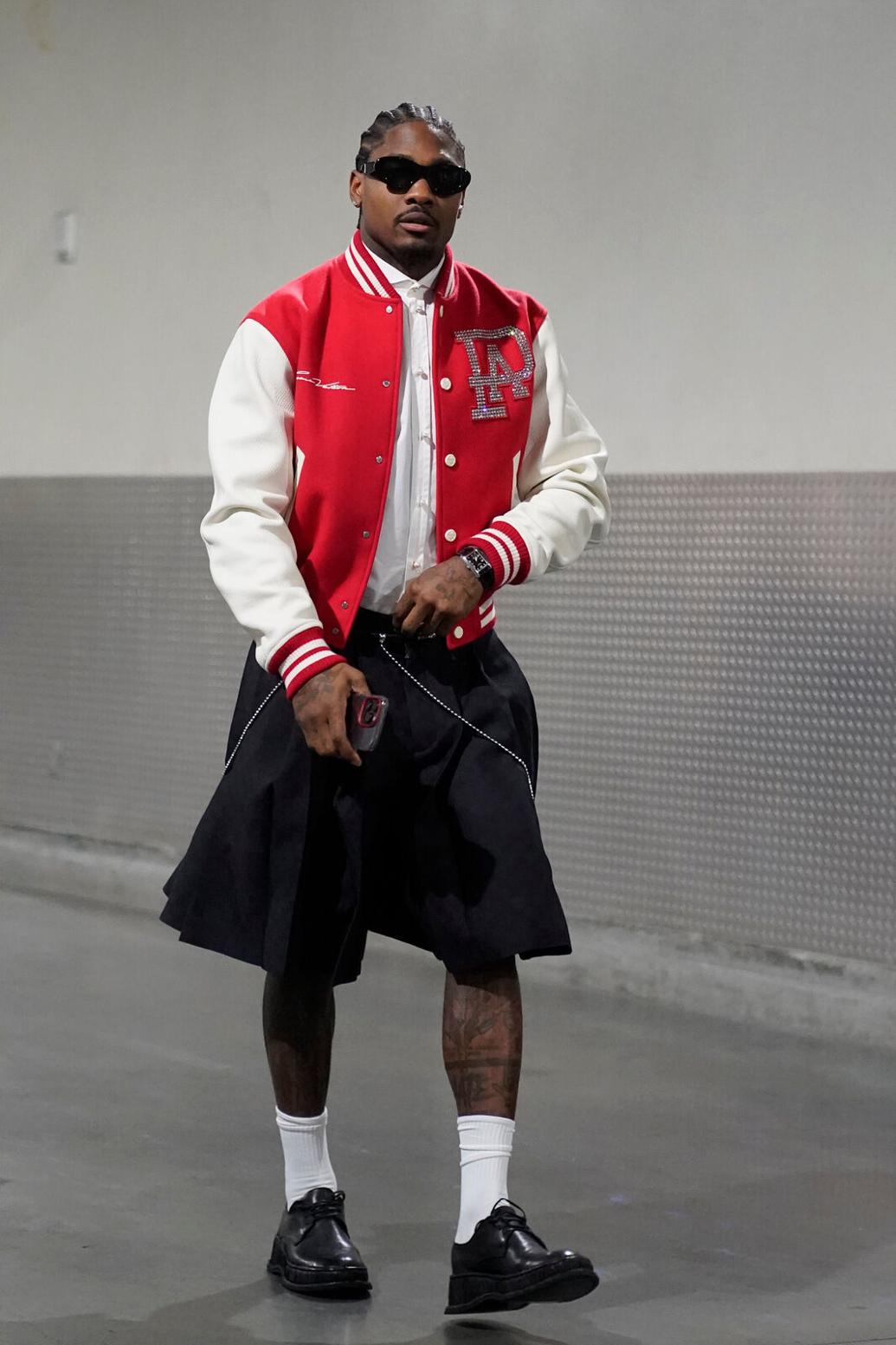 Stefon Diggs' pregame outfit draws cheers, jeers from fans