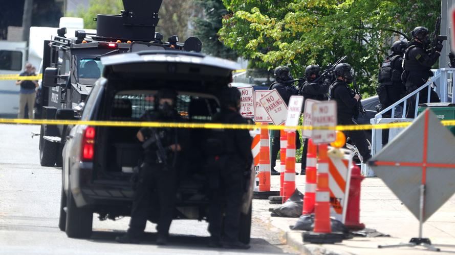 Mother and daughter shot dead, a suspect kills himself, and a girl is ...