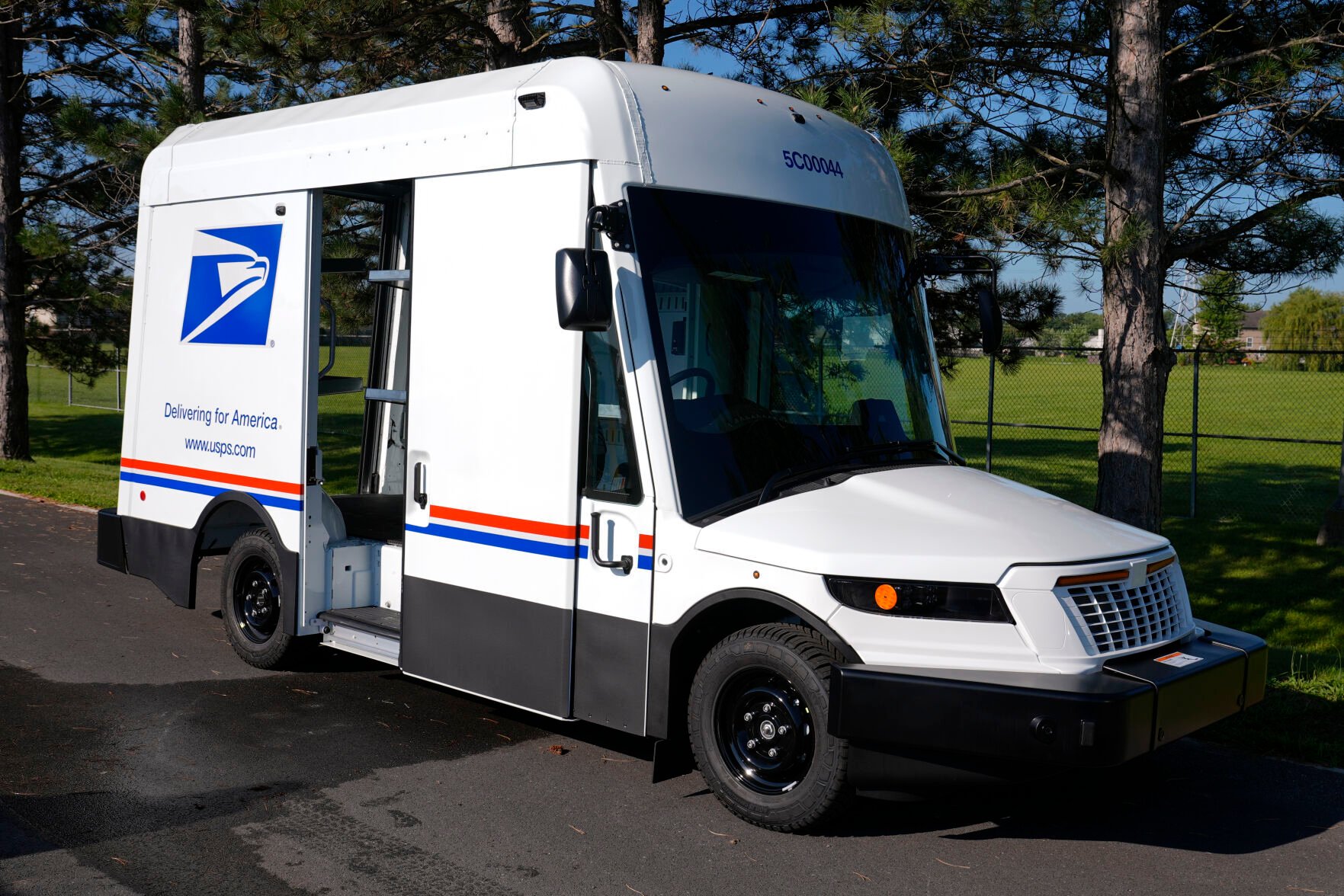 New electric USPS vehicles get rave reviews from carriers