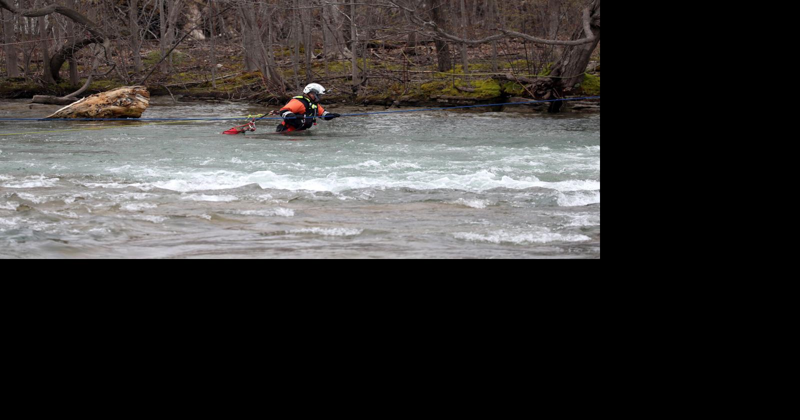 Photos: Removing the stranded ice-boom pontoon near the brink of ...