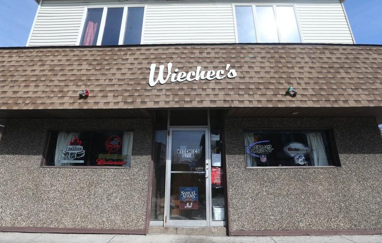 Wiechec's Lounge features textbook fish fry