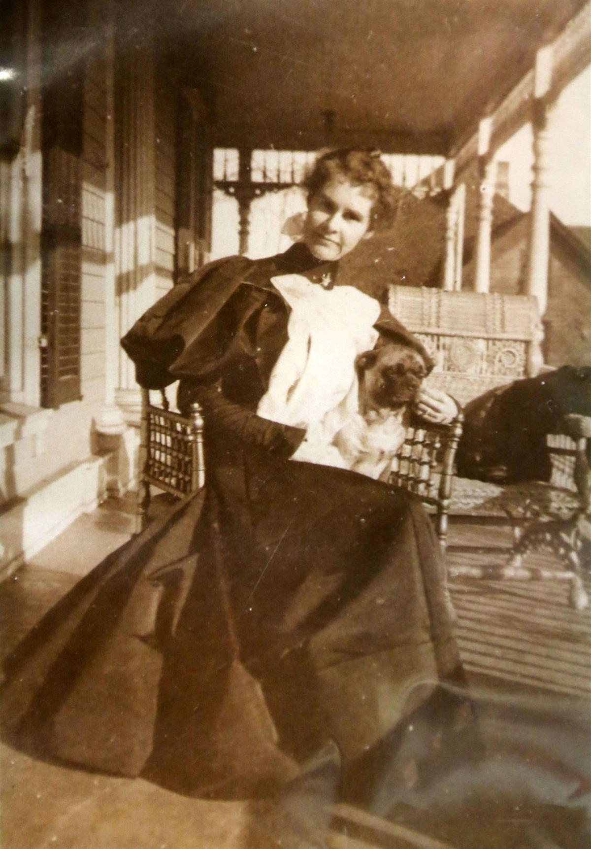 The True Story Behind Jamestowns Haunting Lady In Glass Multimedia
