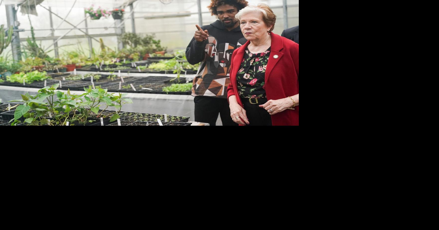 Labor leader Roberta Reardon visits McKinley High School
