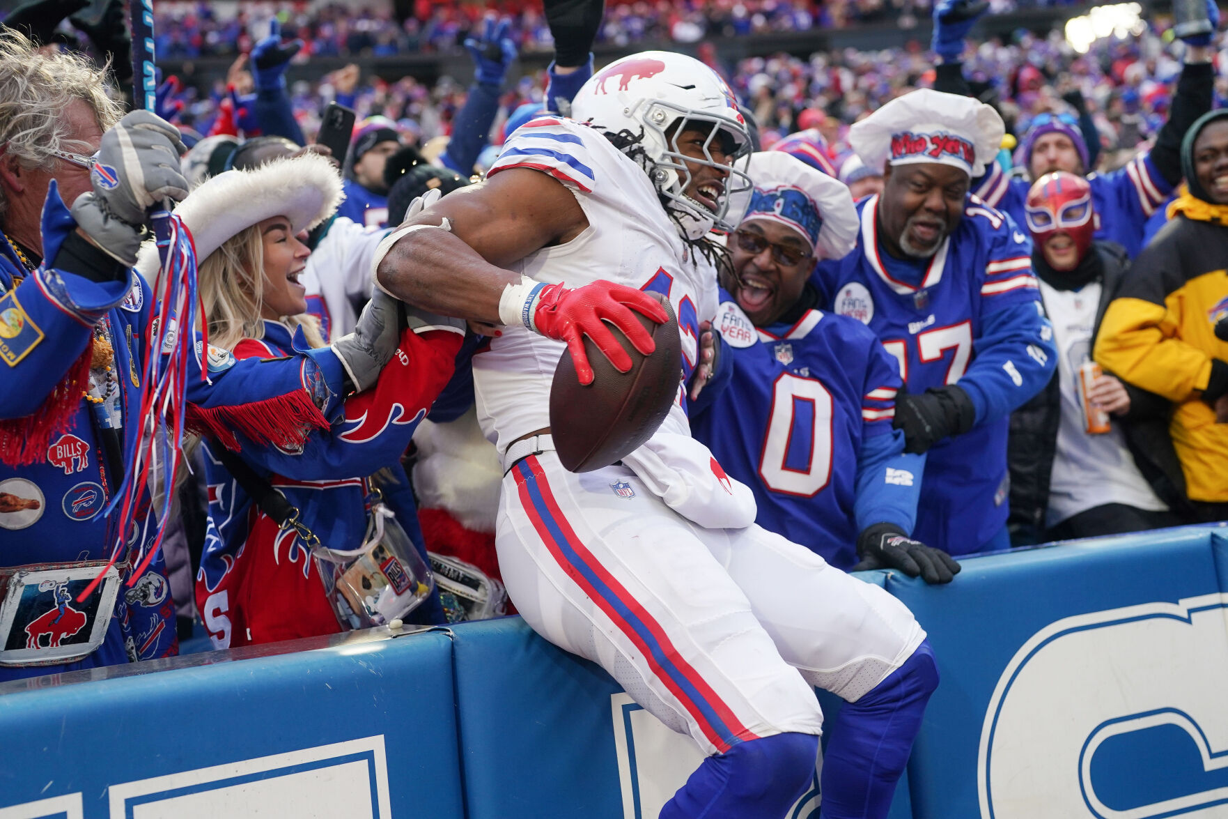 Watt, Eagle showcase chemistry, humor in Bills victory
