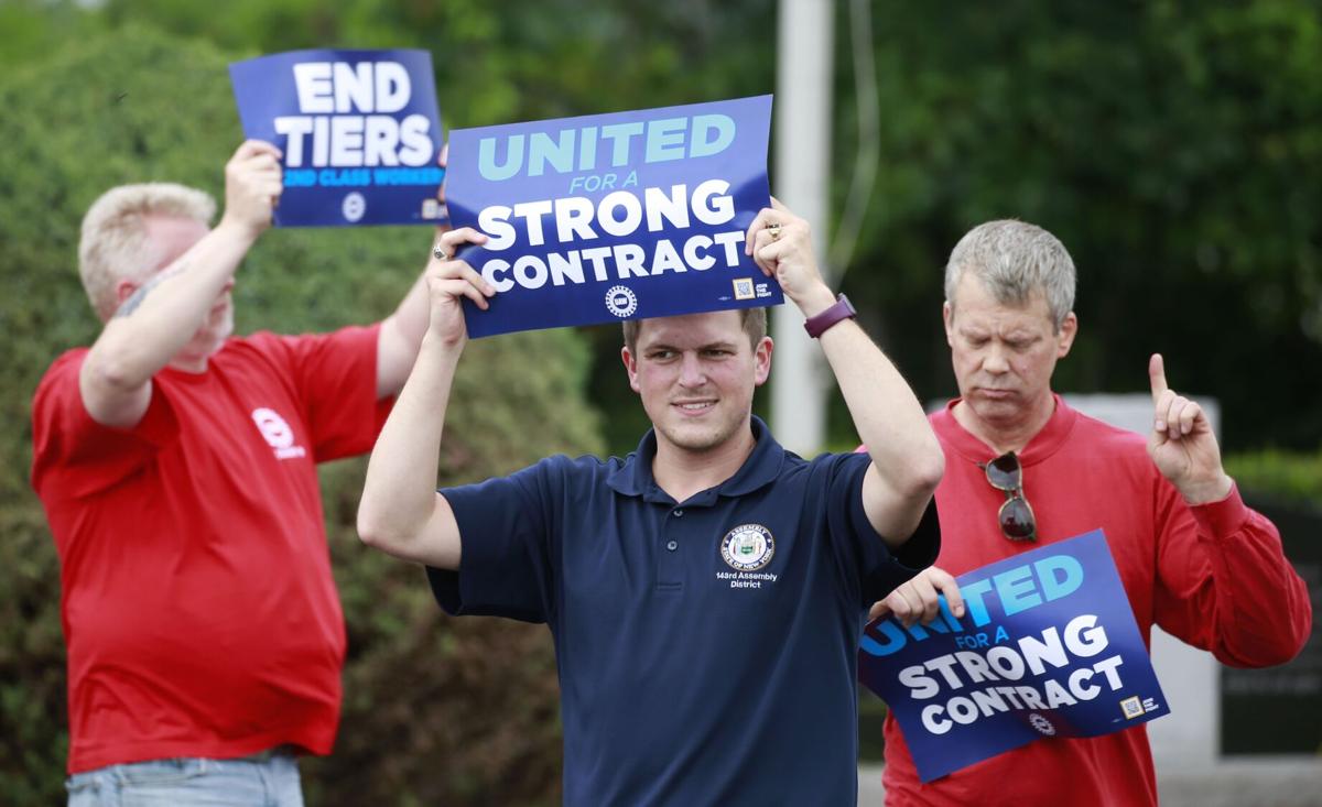 UAW members in Hamburg 'practice picket' amid contract talks