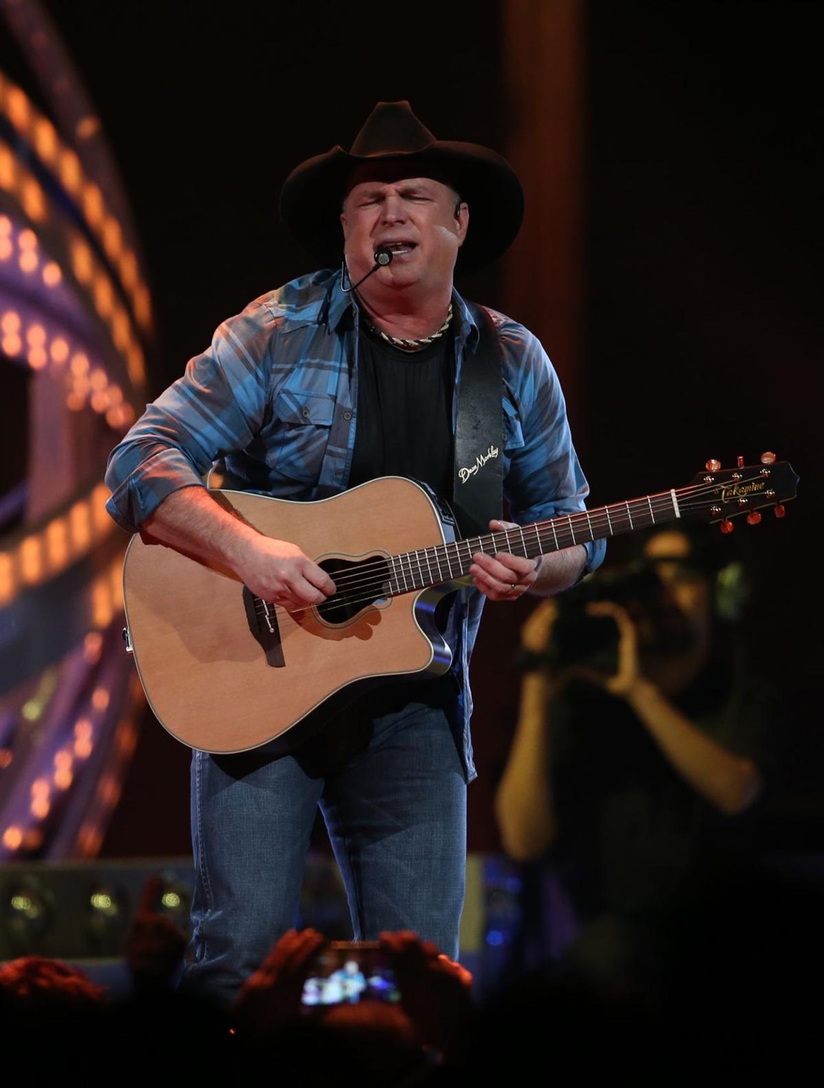 Garth Brooks in concert