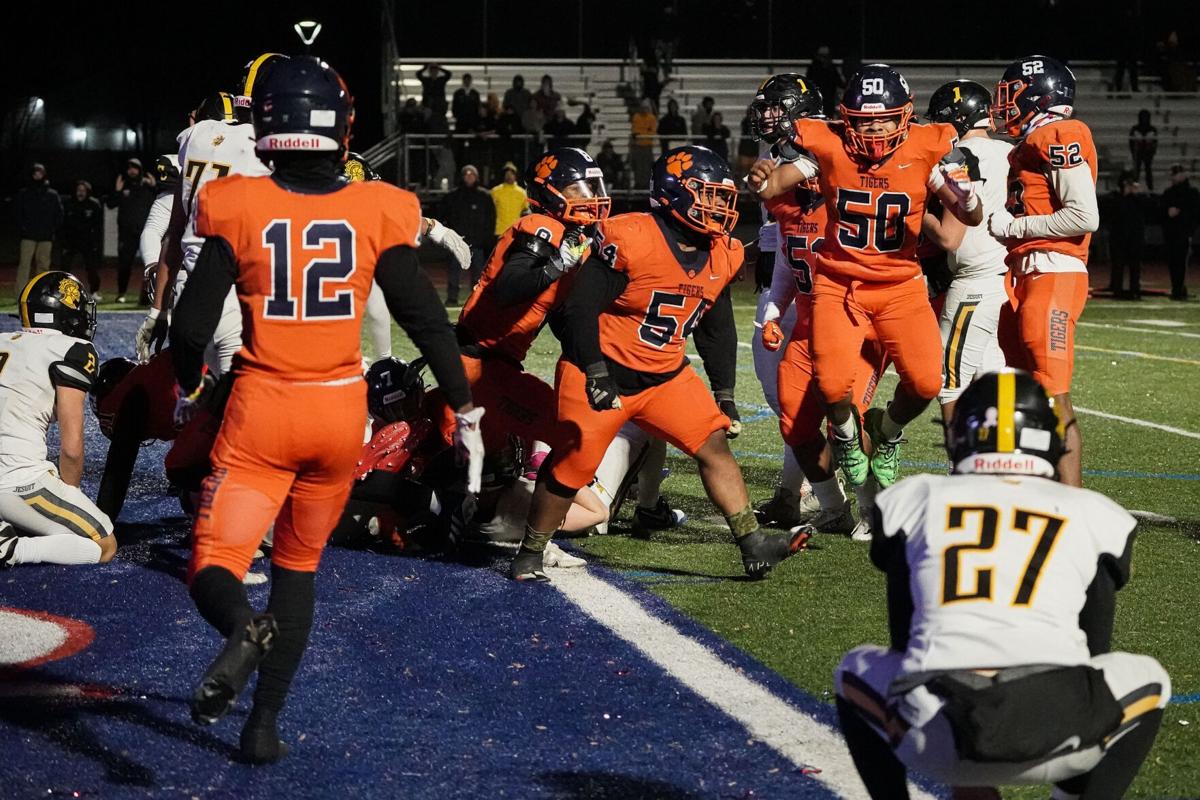 Bennett's E'Ryan Lawrence scores winning touchdown on final play to ...