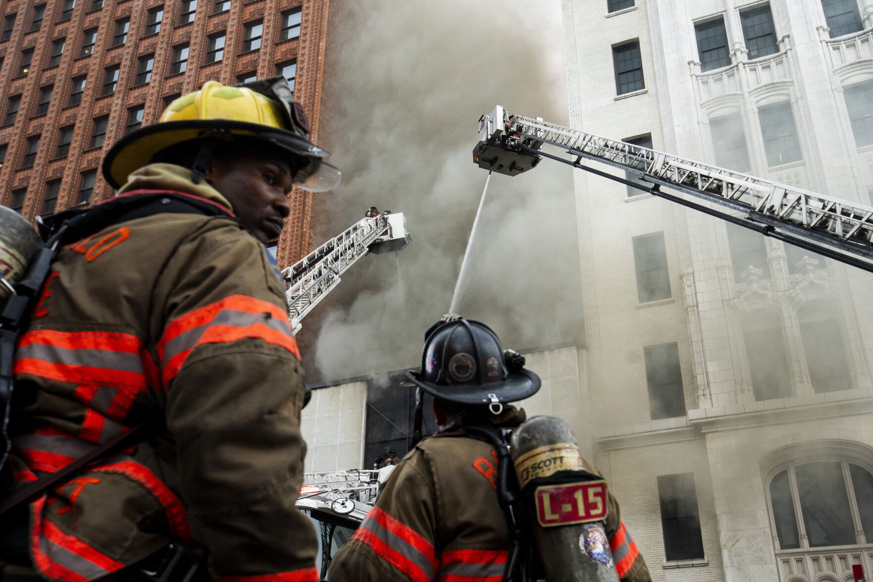 Downtown Buffalo fire claims one building, no injuries