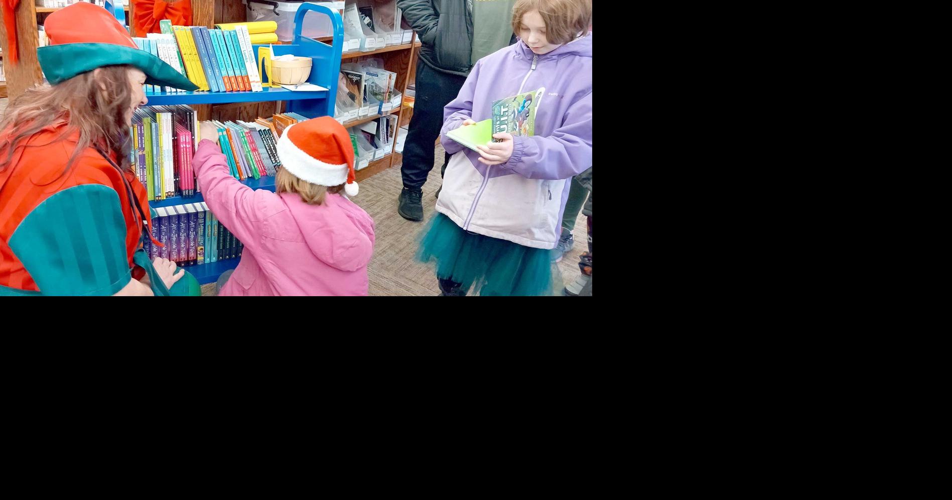 Santa kept busy at Larson Library | News | burnettcountysentinel.com