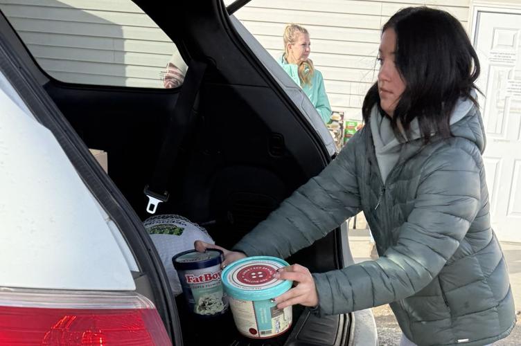 Local companies help families in need with a Thanksgiving meal | News ...