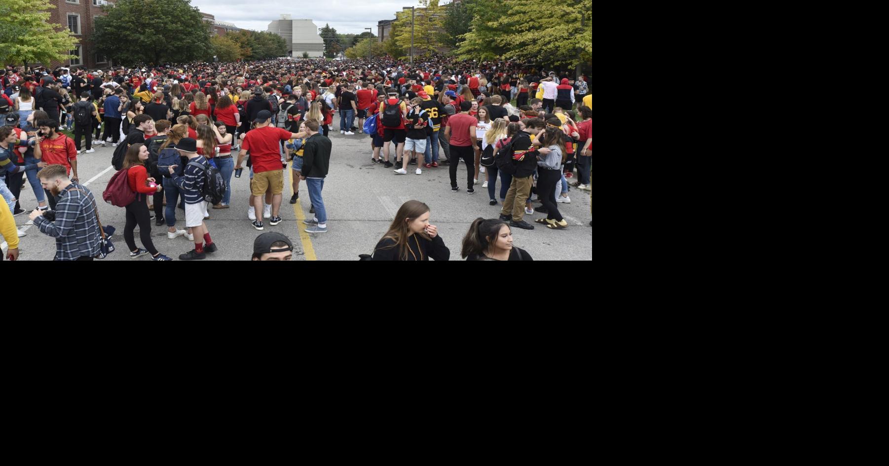 Thousands gather for Guelph Homecoming celebrations on Chancellors Way