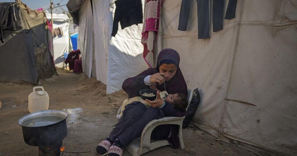 UN halts aid shipments through Gaza's main crossing after looting. It ...