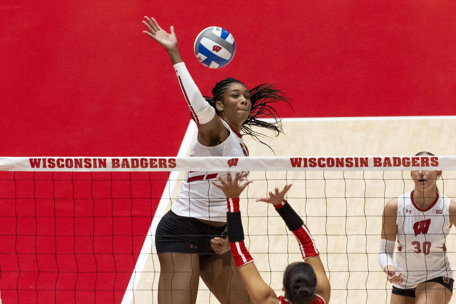 UW volleyball's Carter Booth, like her dad, at the top of her game ...