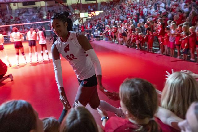UW volleyball's Carter Booth, like her dad, at the top of her game ...