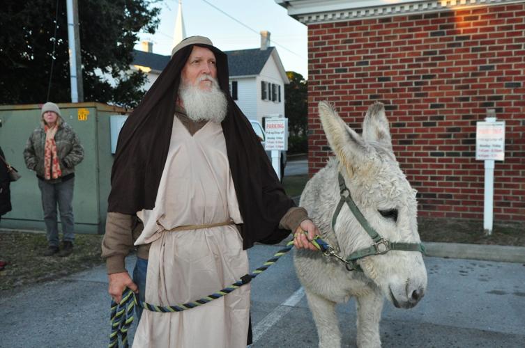 GALLERY: Live drive-thru nativity spreads Christmas message ...