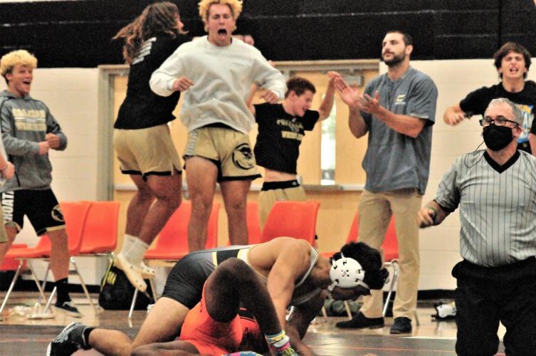 Croatan wrestlers capture 20th conference title with 37-34 triumph over ...