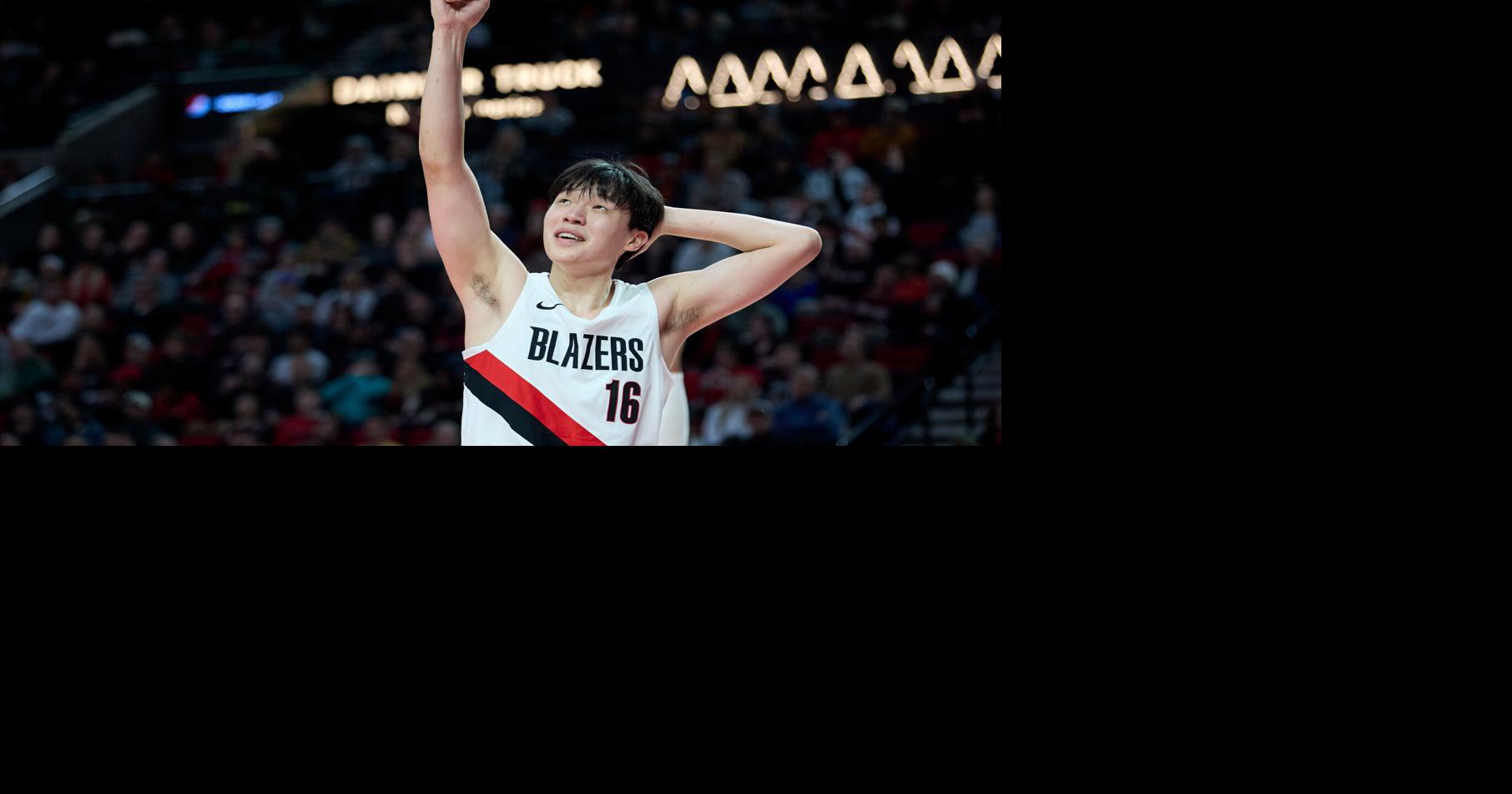 Portland center Yang Hansen takes inadvertent knee to back of head in ...