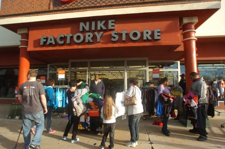 Local shoppers turn out to start holiday season | Business | cecildaily.com