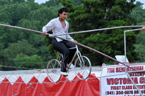 Look for a young star at Victoria Circus | Features | cecildaily.com