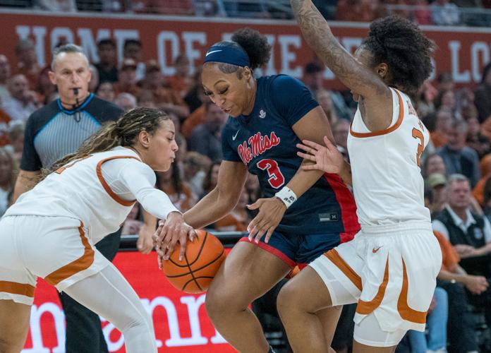 Lee scores 17 and makes clutch play to help No. 2 Texas survive No. 15 ...