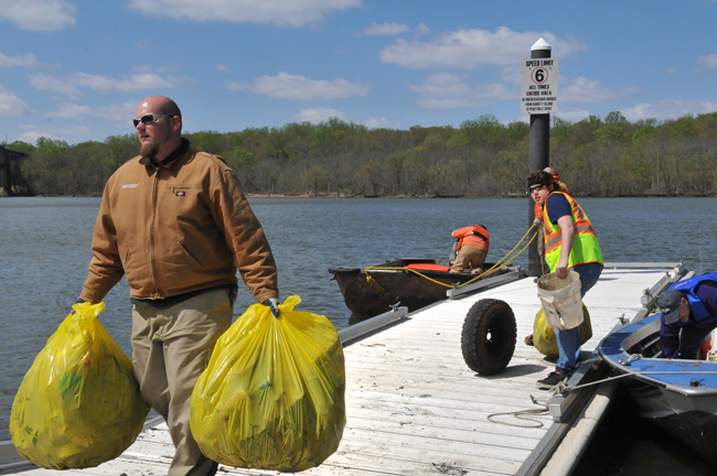 300 volunteers help remove trash from shore in River Sweep | Local News ...